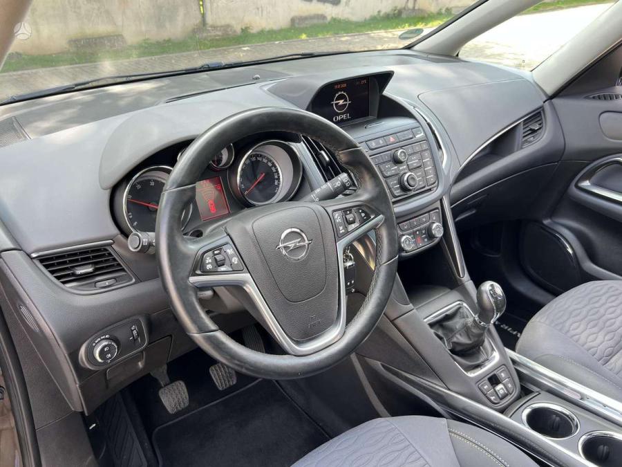 Violet Opel Zafira Tourer 2012 in Kedainiai, with an engine capacity of 1.96 L and mileage of 260 thousand km for 6350 €, photo 23 on AUTOMOTO.COM.LV