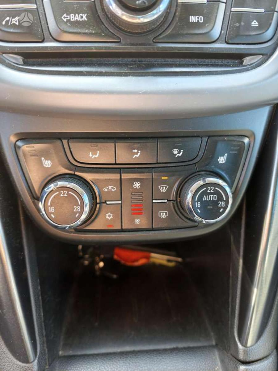 Balts Opel Zafira Tourer 2011 Kauņa, ar dzinēja tilpumu 1.96 L un nobraukumu 340 tūkst. km par 2950 €, foto 18 vietnē AUTOMOTO.COM.LV