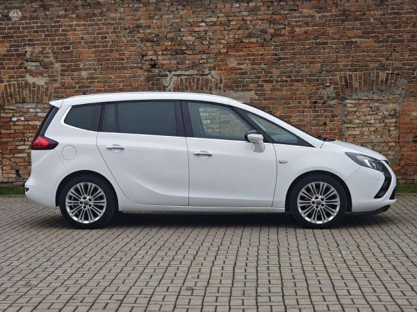 White Opel Zafira Tourer 2012 in Kedainiai, with an engine capacity of 1.96 L and mileage of 275 thousand km for 5600 €, photo 4 on AUTOMOTO.COM.LV