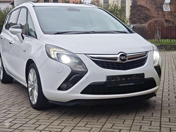 White Opel Zafira Tourer 2012 in Kedainiai, with an engine capacity of 1.96 L and mileage of 275 thousand km for 5600 €, photo 10 on AUTOMOTO.COM.LV