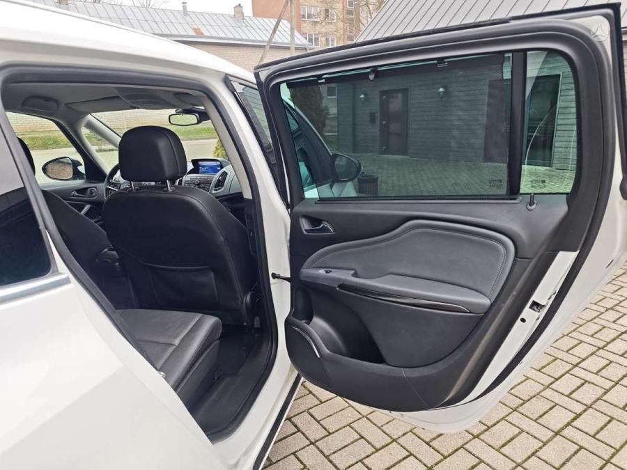White Opel Zafira Tourer 2012 in Kedainiai, with an engine capacity of 1.96 L and mileage of 275 thousand km for 5600 €, photo 13 on AUTOMOTO.COM.LV
