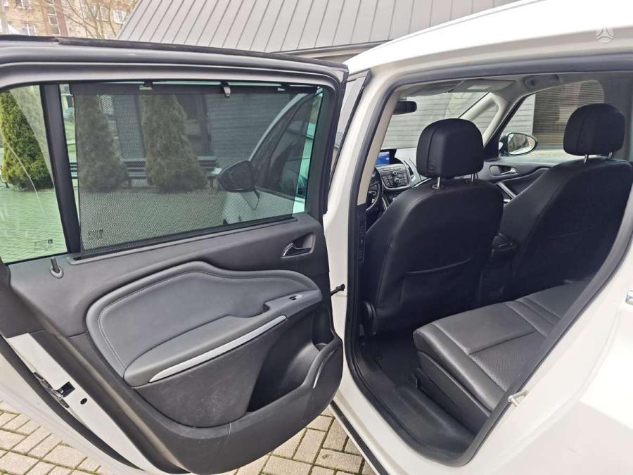 White Opel Zafira Tourer 2012 in Kedainiai, with an engine capacity of 1.96 L and mileage of 275 thousand km for 5600 €, photo 17 on AUTOMOTO.COM.LV