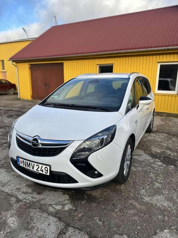 White Opel Zafira Tourer 2012 in Klaipeda, with an engine capacity of 1.96 L and mileage of 247 thousand km for 4400 €, photo 1 on AUTOMOTO.COM.LV