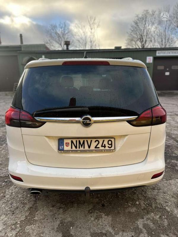 White Opel Zafira Tourer 2012 in Klaipeda, with an engine capacity of 1.96 L and mileage of 247 thousand km for 4400 €, photo 6 on AUTOMOTO.COM.LV