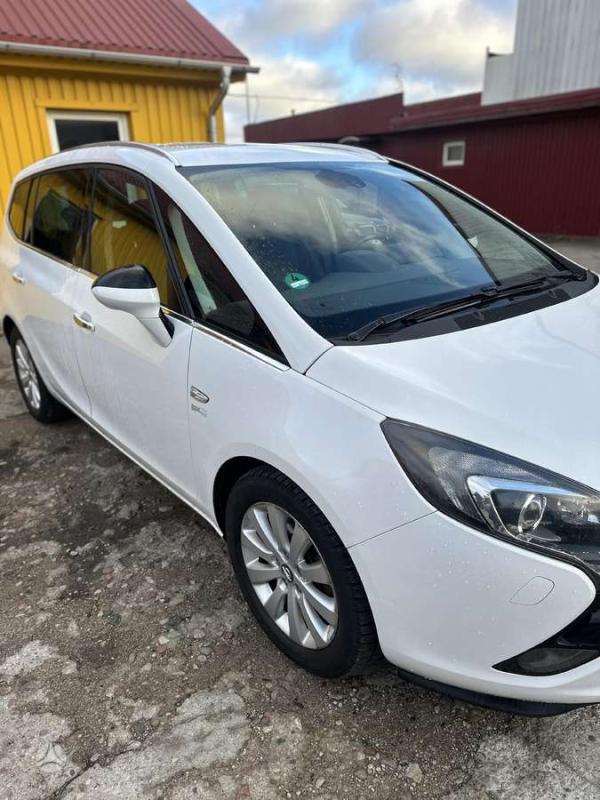 White Opel Zafira Tourer 2012 in Klaipeda, with an engine capacity of 1.96 L and mileage of 247 thousand km for 4400 €, photo 7 on AUTOMOTO.COM.LV