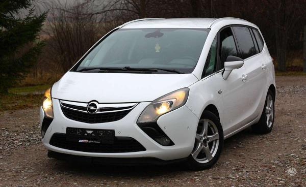 White Opel Zafira Tourer 2012 in Kretinga, with an engine capacity of 1.96 L and mileage of 281 thousand km for 5899 €, photo 2 on AUTOMOTO.COM.LV