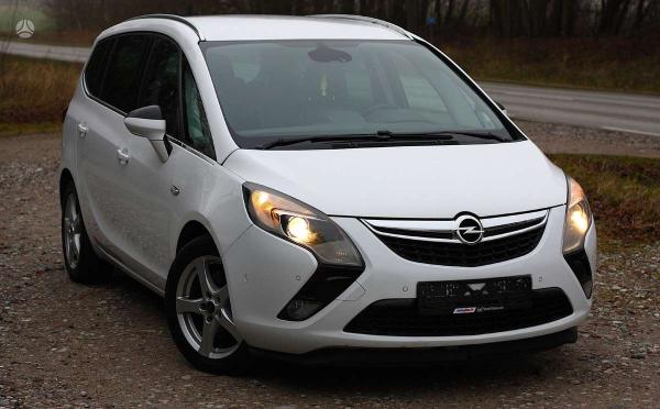 White Opel Zafira Tourer 2012 in Kretinga, with an engine capacity of 1.96 L and mileage of 281 thousand km for 5899 €, photo 4 on AUTOMOTO.COM.LV