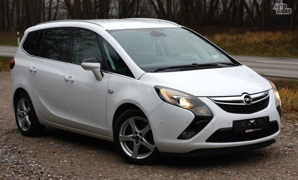White Opel Zafira Tourer 2012 in Petrikaiciai, with an engine capacity of 2.00 L and mileage of 281 thousand km for 5899 €, photo 3 on AUTOMOTO.COM.LV