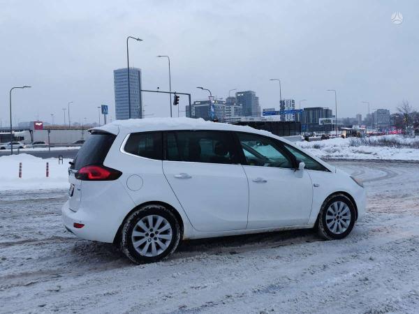White Opel Zafira Tourer 2012 in Vilnius, with an engine capacity of 1.96 L and mileage of 300 thousand km for 4200 €, photo 4 on AUTOMOTO.COM.LV