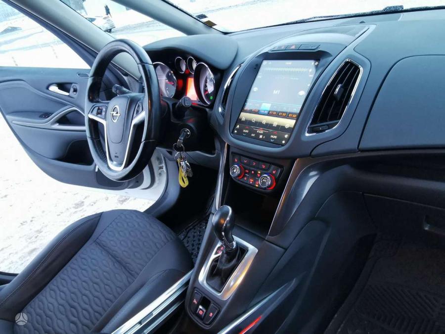 Balts Opel Zafira Tourer 2012 Viļņa, ar dzinēja tilpumu 1.96 L un nobraukumu 300 tūkst. km par 4200 €, foto 13 vietnē AUTOMOTO.COM.LV