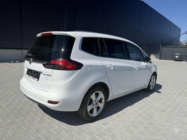 White Opel Zafira Tourer 2012 in Siauliai, with an engine capacity of 1.60 L and mileage of 200 thousand km for 3850 €, photo 8 on AUTOMOTO.COM.LV