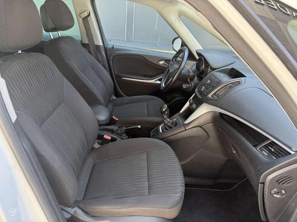 White Opel Zafira Tourer 2012 in Siauliai, with an engine capacity of 1.60 L and mileage of 200 thousand km for 3850 €, photo 10 on AUTOMOTO.COM.LV
