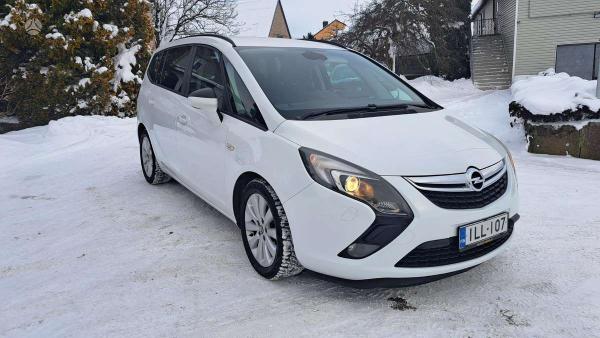 White Opel Zafira Tourer 2013 in Plunge, with an engine capacity of 1.96 L and mileage of 251 thousand km for 5700 €, photo 1 on AUTOMOTO.COM.LV