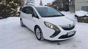 White Opel Zafira Tourer 2013 in Plunge, with an engine capacity of 1.96 L and mileage of 251 thousand km for 5700 €, photo  on AUTOMOTO.COM.LV