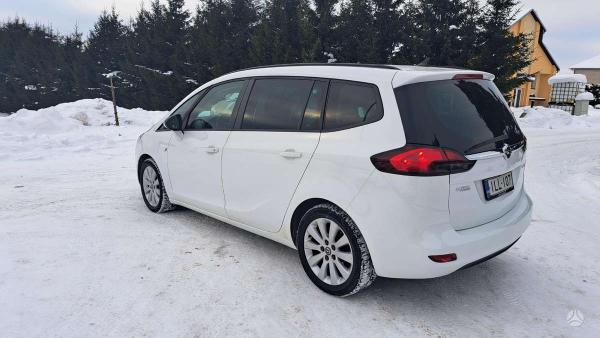 White Opel Zafira Tourer 2013 in Plunge, with an engine capacity of 1.96 L and mileage of 251 thousand km for 5700 €, photo 4 on AUTOMOTO.COM.LV