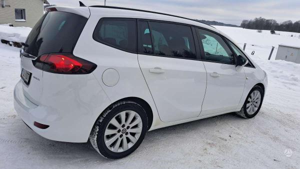 White Opel Zafira Tourer 2013 in Plunge, with an engine capacity of 1.96 L and mileage of 251 thousand km for 5700 €, photo 8 on AUTOMOTO.COM.LV