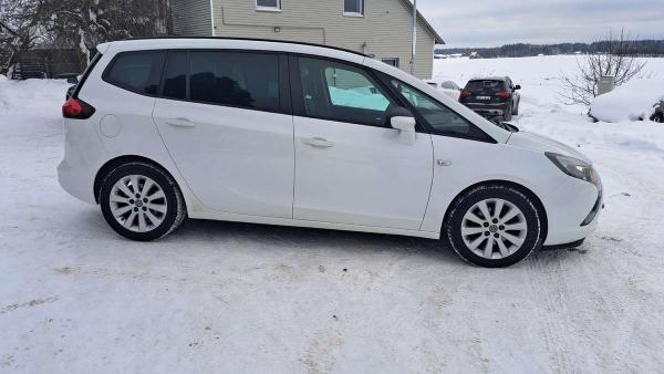 White Opel Zafira Tourer 2013 in Plunge, with an engine capacity of 1.96 L and mileage of 251 thousand km for 5700 €, photo 9 on AUTOMOTO.COM.LV