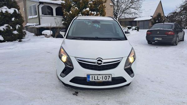 White Opel Zafira Tourer 2013 in Plunge, with an engine capacity of 1.96 L and mileage of 251 thousand km for 5700 €, photo 10 on AUTOMOTO.COM.LV