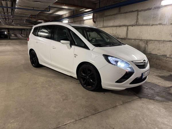 White Opel Zafira Tourer 2013 in Vilnius, with an engine capacity of 1.96 L and mileage of 315 thousand km for 4900 €, photo 1 on AUTOMOTO.COM.LV