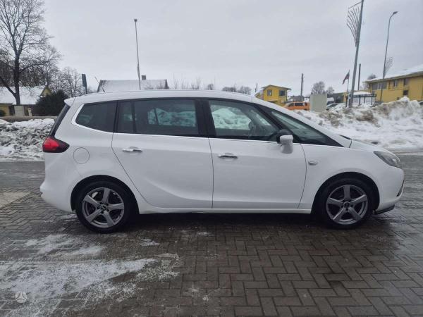 White Opel Zafira Tourer 2013 in Taurage, with an engine capacity of 1.96 L and mileage of 197 thousand km for 4950 €, photo 7 on AUTOMOTO.COM.LV