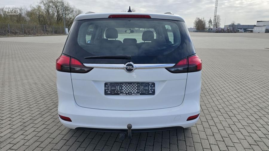 White Opel Zafira Tourer 2013 in Marijampole, with an engine capacity of 1.60 L and mileage of 218 thousand km for 3400 €, photo 7 on AUTOMOTO.COM.LV
