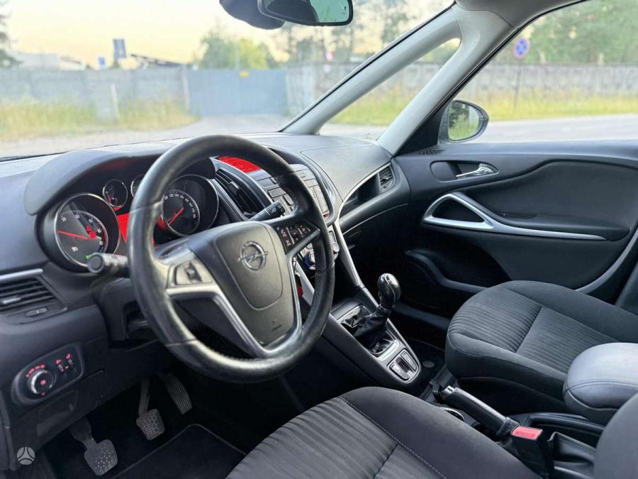 Balts Opel Zafira Tourer 2013 Viļņa, ar dzinēja tilpumu 2.00 L un nobraukumu 270 tūkst. km par 4500 €, foto 13 vietnē AUTOMOTO.COM.LV
