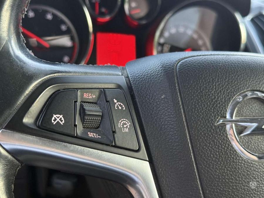 Balts Opel Zafira Tourer 2013 Viļņa, ar dzinēja tilpumu 2.00 L un nobraukumu 270 tūkst. km par 4500 €, foto 21 vietnē AUTOMOTO.COM.LV