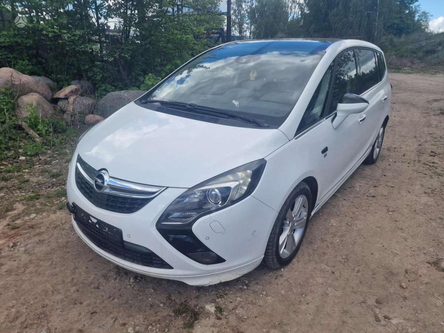 White Opel Zafira Tourer 2013 in Marijampole, with an engine capacity of 1.96 L and mileage of 256 thousand km for 2950 €, photo 1 on AUTOMOTO.COM.LV