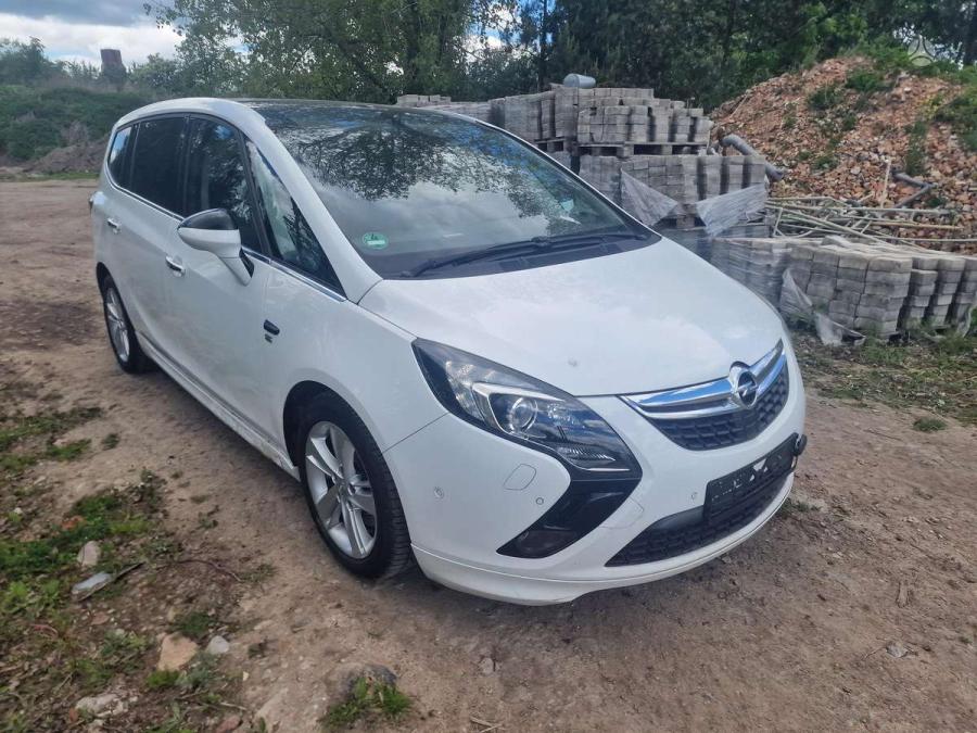 White Opel Zafira Tourer 2013 in Marijampole, with an engine capacity of 1.96 L and mileage of 256 thousand km for 2950 €, photo 3 on AUTOMOTO.COM.LV