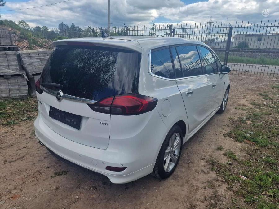 White Opel Zafira Tourer 2013 in Marijampole, with an engine capacity of 1.96 L and mileage of 256 thousand km for 2950 €, photo 4 on AUTOMOTO.COM.LV