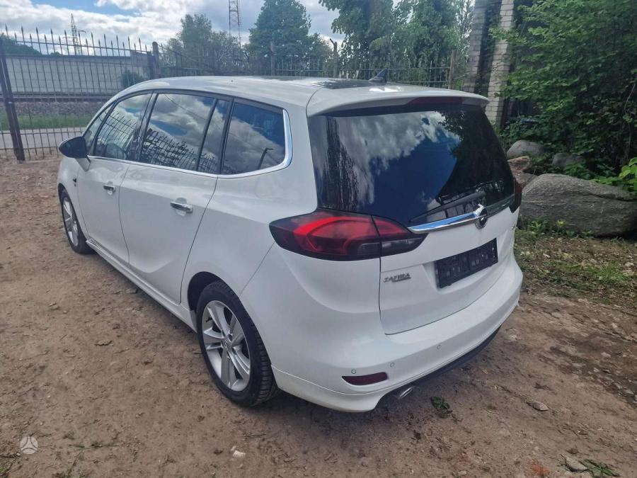 White Opel Zafira Tourer 2013 in Marijampole, with an engine capacity of 1.96 L and mileage of 256 thousand km for 2950 €, photo 5 on AUTOMOTO.COM.LV