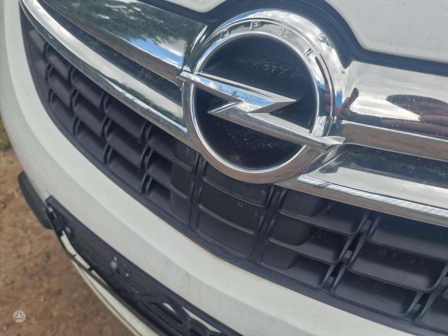 White Opel Zafira Tourer 2013 in Marijampole, with an engine capacity of 1.96 L and mileage of 256 thousand km for 2950 €, photo 8 on AUTOMOTO.COM.LV