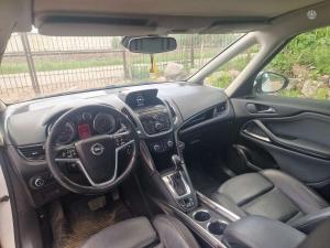 White Opel Zafira Tourer 2013 in Marijampole, with an engine capacity of 1.96 L and mileage of 256 thousand km for 2950 €, photo 12 on AUTOMOTO.COM.LV
