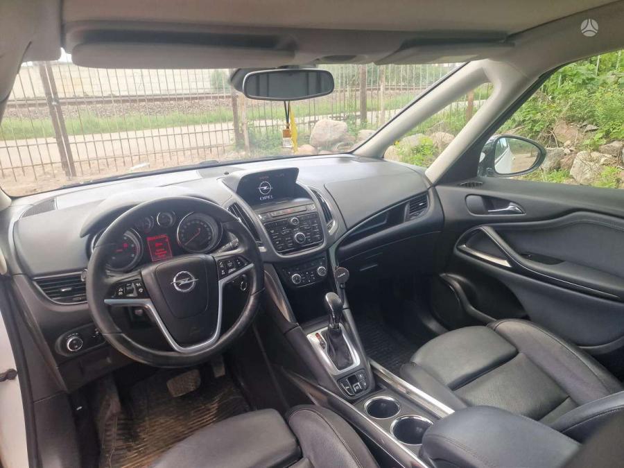 White Opel Zafira Tourer 2013 in Marijampole, with an engine capacity of 1.96 L and mileage of 256 thousand km for 2950 €, photo 12 on AUTOMOTO.COM.LV
