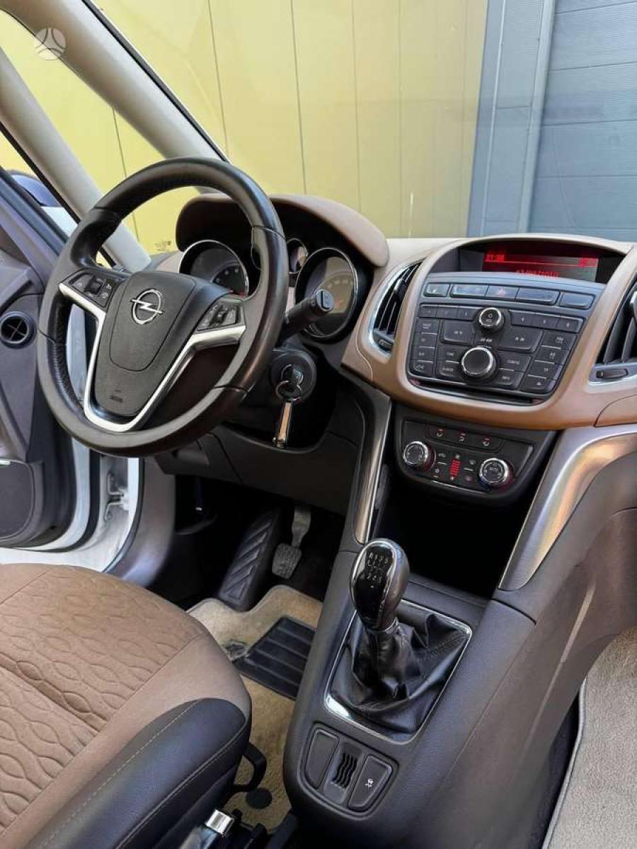 Balts Opel Zafira Tourer 2013 Kauņa, ar dzinēja tilpumu 1.60 L un nobraukumu 366 tūkst. km par 4500 €, foto 17 vietnē AUTOMOTO.COM.LV