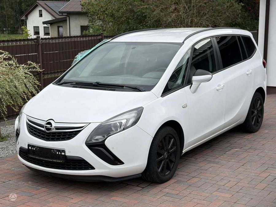 White Opel Zafira Tourer 2013 in Kretinga, with an engine capacity of 1.96 L and mileage of 270 thousand km for 2400 €, photo 1 on AUTOMOTO.COM.LV