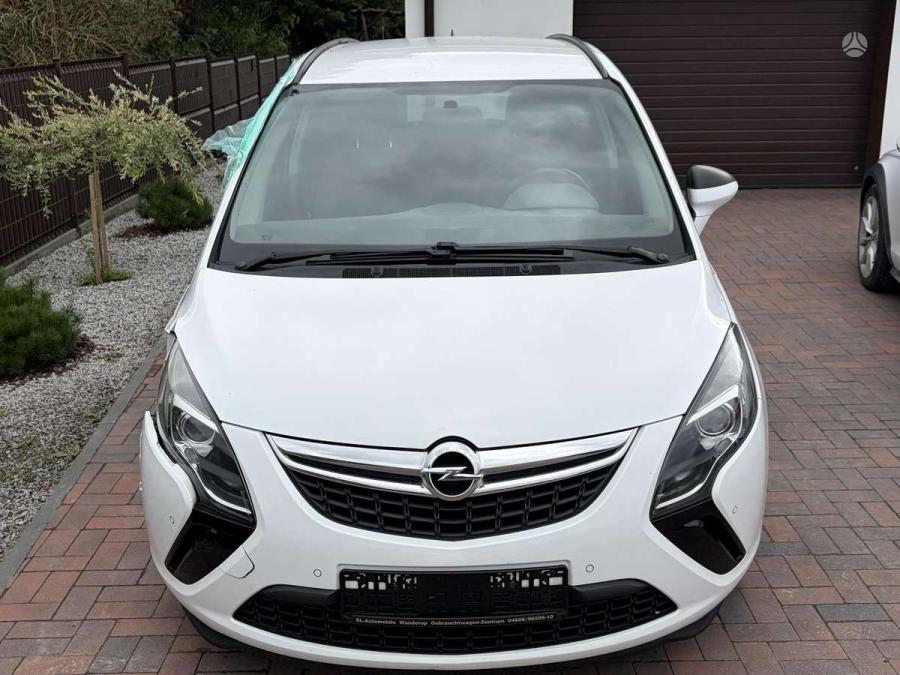White Opel Zafira Tourer 2013 in Kretinga, with an engine capacity of 1.96 L and mileage of 270 thousand km for 2400 €, photo 3 on AUTOMOTO.COM.LV