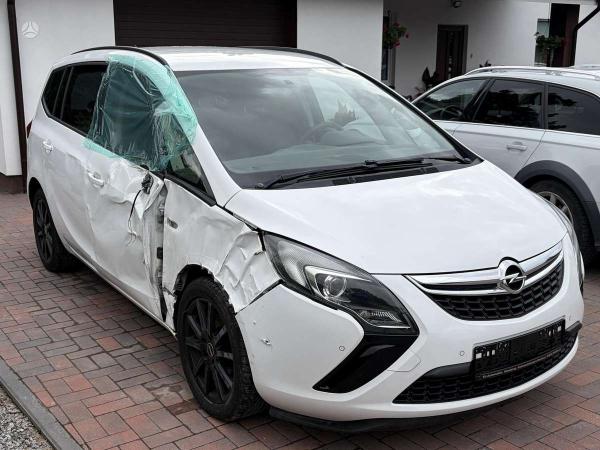 White Opel Zafira Tourer 2013 in Kretinga, with an engine capacity of 1.96 L and mileage of 270 thousand km for 2400 €, photo 4 on AUTOMOTO.COM.LV