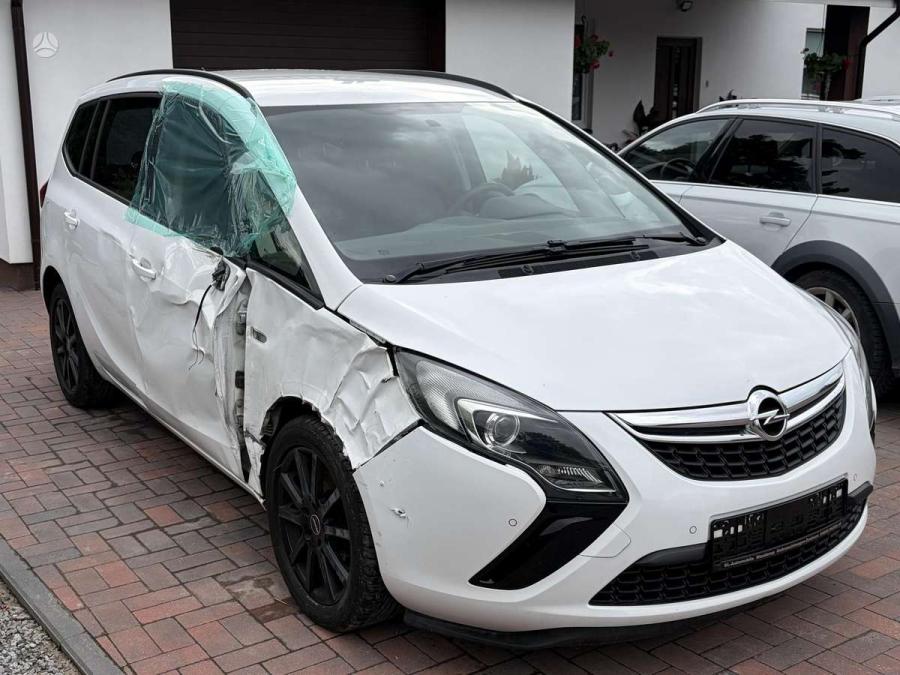 White Opel Zafira Tourer 2013 in Kretinga, with an engine capacity of 1.96 L and mileage of 270 thousand km for 2400 €, photo 4 on AUTOMOTO.COM.LV