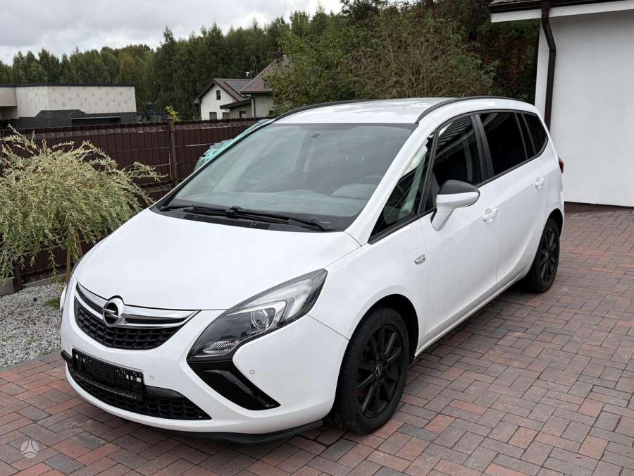 White Opel Zafira Tourer 2013 in Kretinga, with an engine capacity of 1.96 L and mileage of 270 thousand km for 2400 €, photo 5 on AUTOMOTO.COM.LV