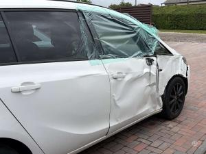 White Opel Zafira Tourer 2013 in Kretinga, with an engine capacity of 1.96 L and mileage of 270 thousand km for 2400 €, photo 6 on AUTOMOTO.COM.LV