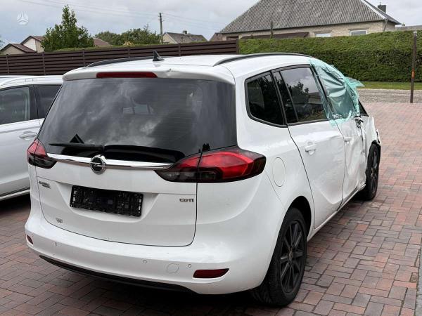 White Opel Zafira Tourer 2013 in Kretinga, with an engine capacity of 1.96 L and mileage of 270 thousand km for 2400 €, photo 7 on AUTOMOTO.COM.LV