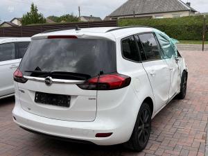 White Opel Zafira Tourer 2013 in Kretinga, with an engine capacity of 1.96 L and mileage of 270 thousand km for 2400 €, photo 7 on AUTOMOTO.COM.LV