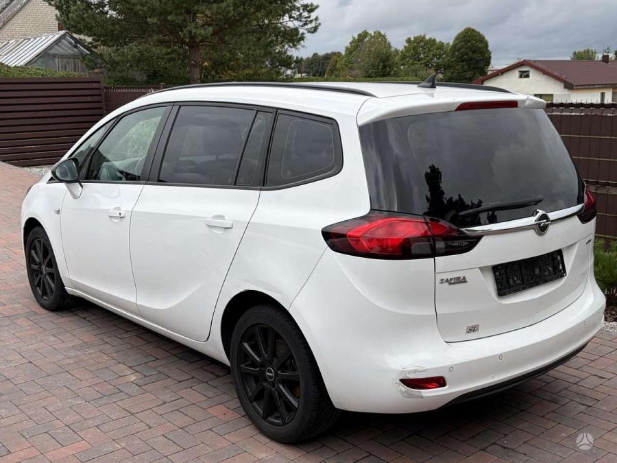 White Opel Zafira Tourer 2013 in Kretinga, with an engine capacity of 1.96 L and mileage of 270 thousand km for 2400 €, photo 8 on AUTOMOTO.COM.LV
