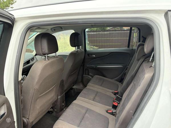 White Opel Zafira Tourer 2013 in Kretinga, with an engine capacity of 1.96 L and mileage of 270 thousand km for 2400 €, photo 9 on AUTOMOTO.COM.LV
