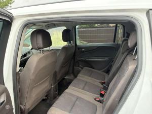 White Opel Zafira Tourer 2013 in Kretinga, with an engine capacity of 1.96 L and mileage of 270 thousand km for 2400 €, photo 9 on AUTOMOTO.COM.LV