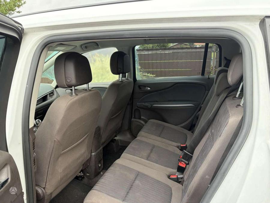 White Opel Zafira Tourer 2013 in Kretinga, with an engine capacity of 1.96 L and mileage of 270 thousand km for 2400 €, photo 9 on AUTOMOTO.COM.LV