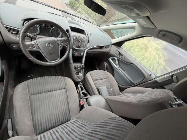 White Opel Zafira Tourer 2013 in Kretinga, with an engine capacity of 1.96 L and mileage of 270 thousand km for 2400 €, photo 10 on AUTOMOTO.COM.LV
