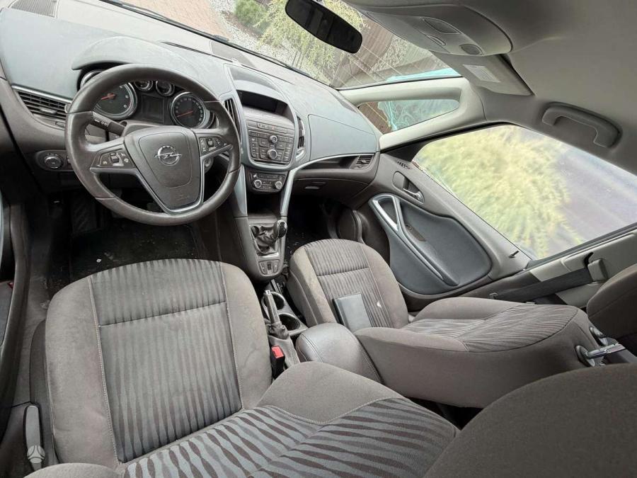 White Opel Zafira Tourer 2013 in Kretinga, with an engine capacity of 1.96 L and mileage of 270 thousand km for 2400 €, photo 10 on AUTOMOTO.COM.LV