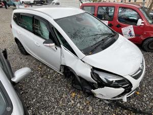 White Opel Zafira Tourer 2014 in Panevezys, with an engine capacity of 1.60 L and mileage of 160 thousand km for 2250 €, photo 2 on AUTOMOTO.COM.LV